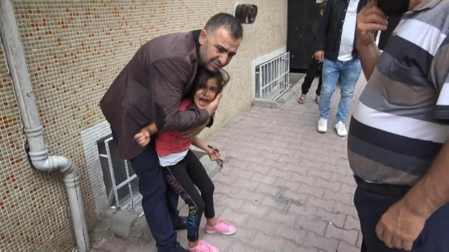 7 yaşındaki Hasret'in çığlıklarına koştular! Bileğine demir kapı ...