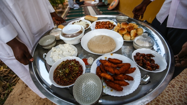 Sudanlılar evlerinin önündeki iftar sofralarında ramazanın bereketini ...