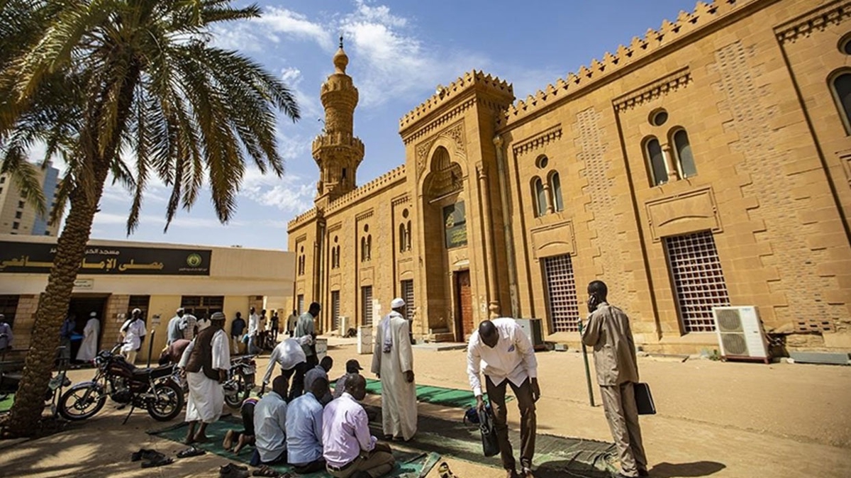 Sudan'ın simgelerinden Hartum Ulu Cami yeniden ibadete açıldı