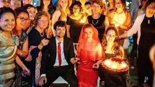 Ünlü oyuncu geleneklere uydu, 2 yıl sonra kına gecesi yaptı!